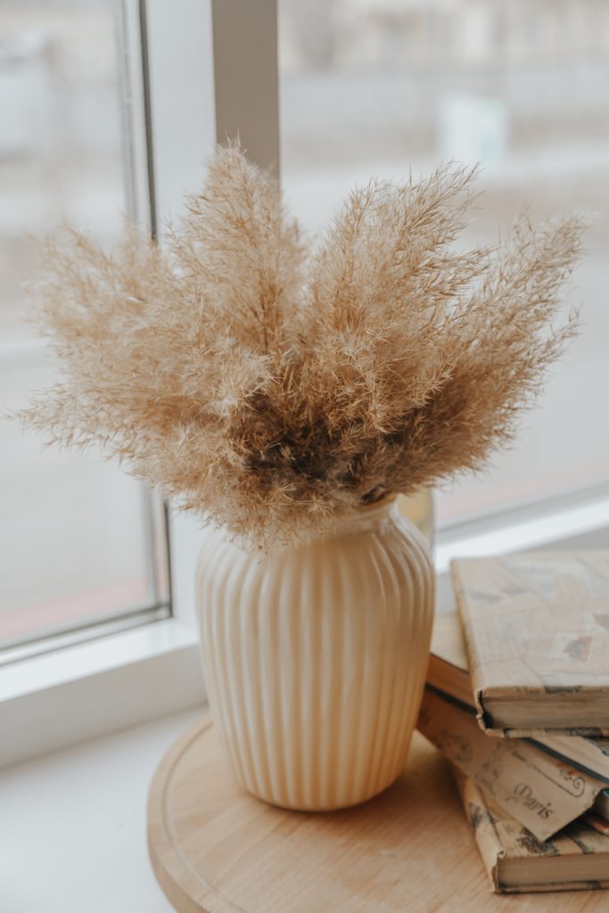 7 Dried Grass Decor Ideas for Any Interior Style - The Holiday Mama