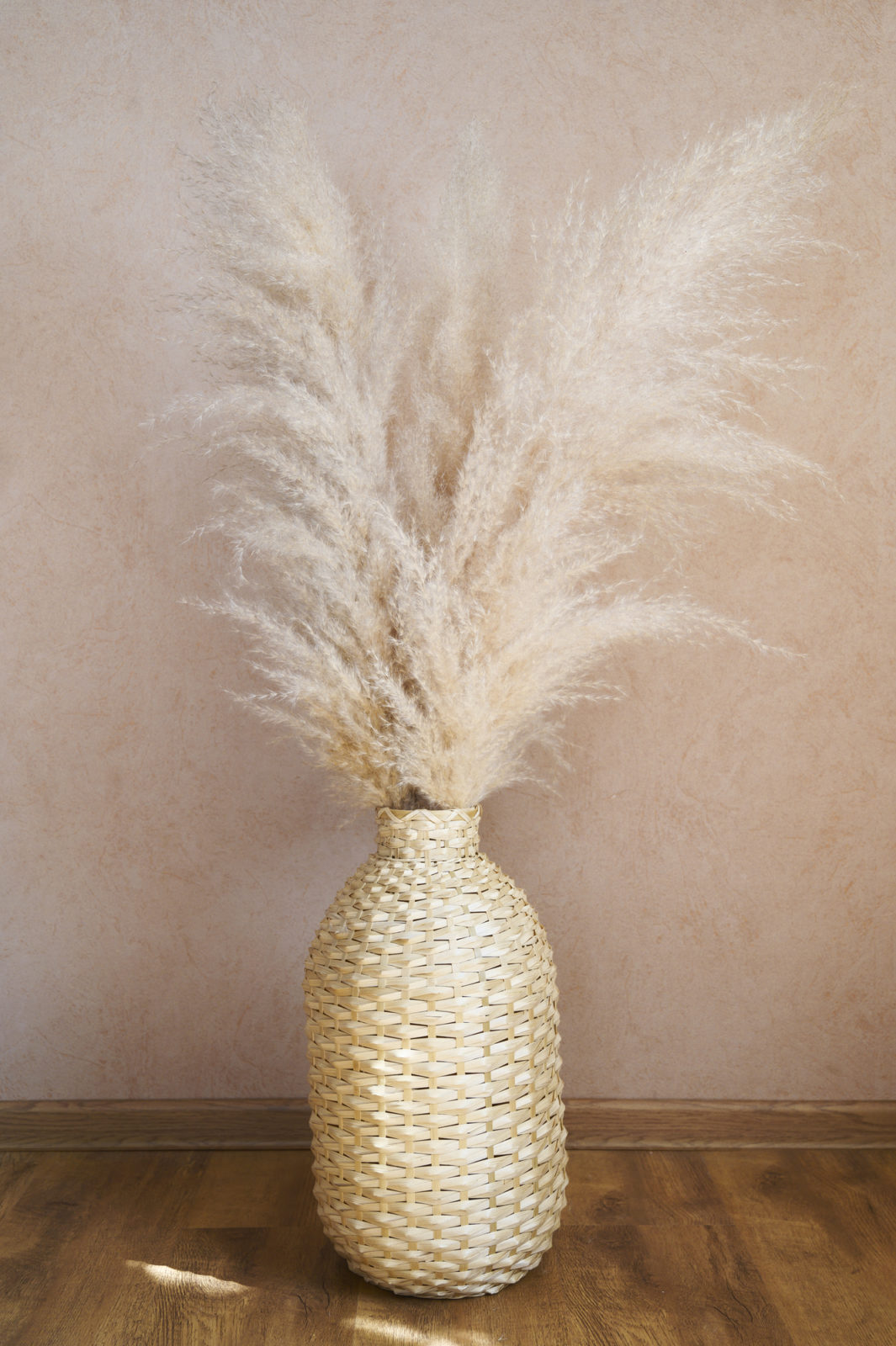 7 Dried Grass Decor Ideas for Any Interior Style - The Holiday Mama